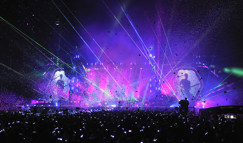 The Visual Splendor of Coldplay’s 'A Head Full of Dreams' Tour | PLSN
