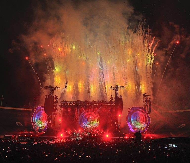 The Visual Splendor of Coldplay’s 'A Head Full of Dreams' Tour | PLSN