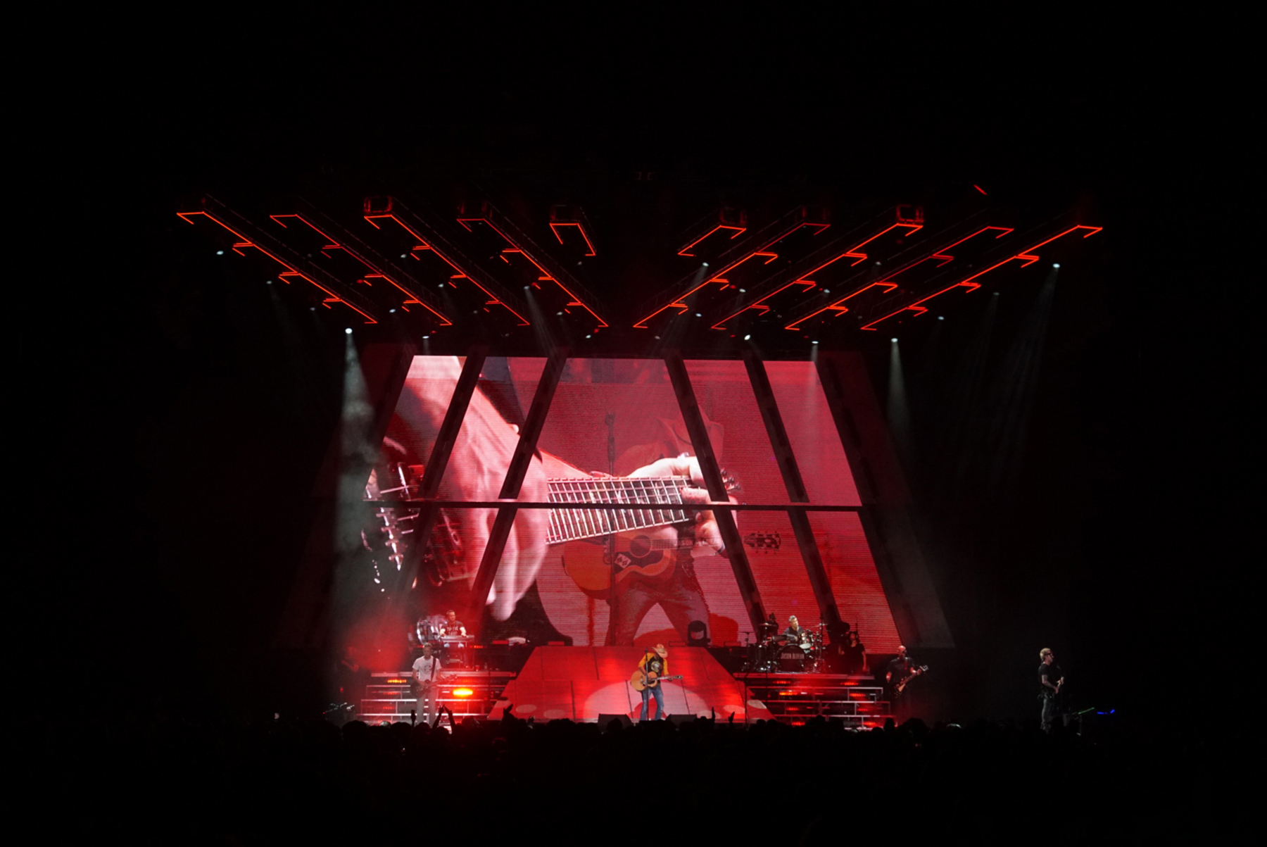 Jason Aldean's High Noon Neon Tour Features Follow-Me Remote Followspot ...