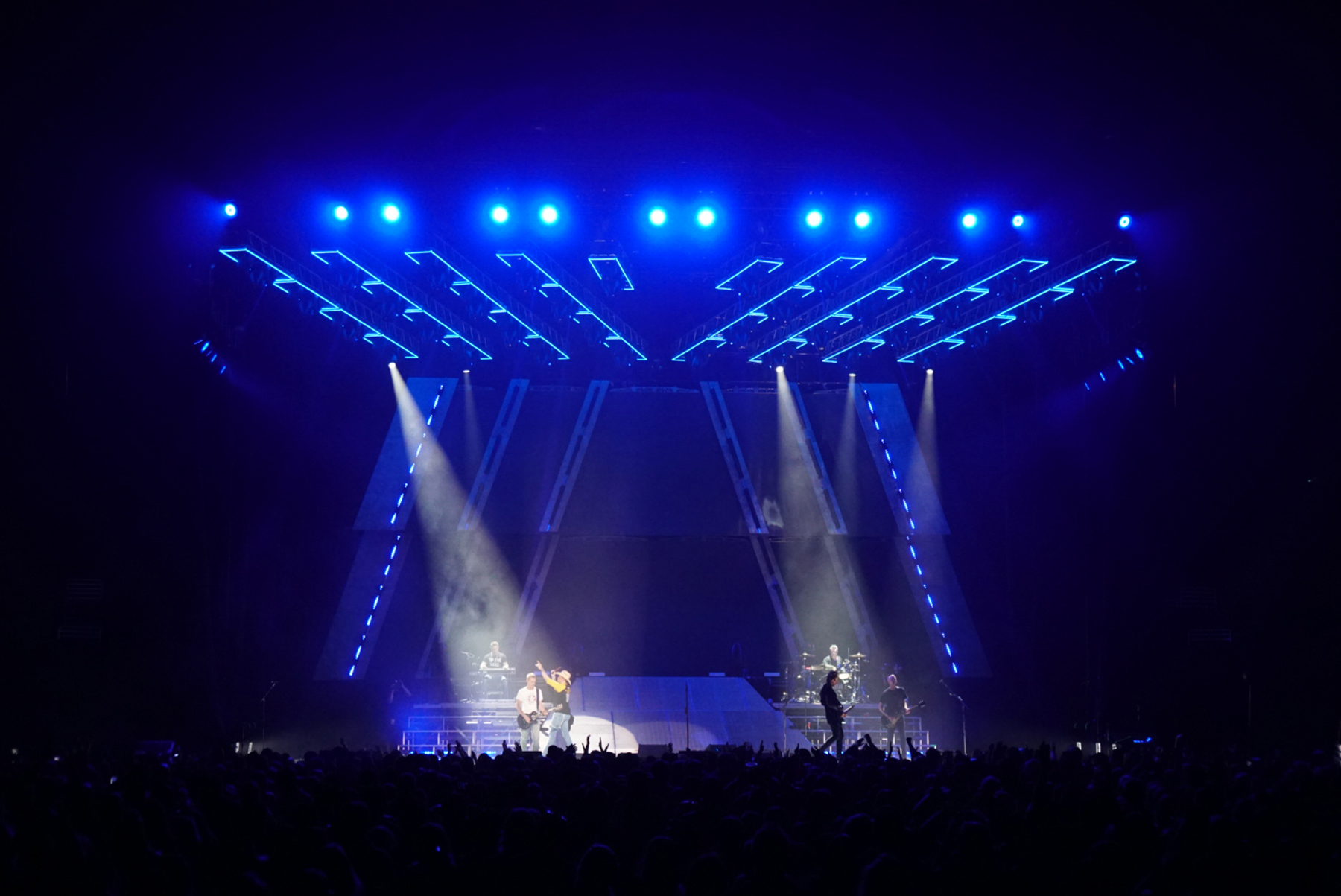 Jason Aldean's High Noon Neon Tour Features Follow-Me Remote Followspot ...