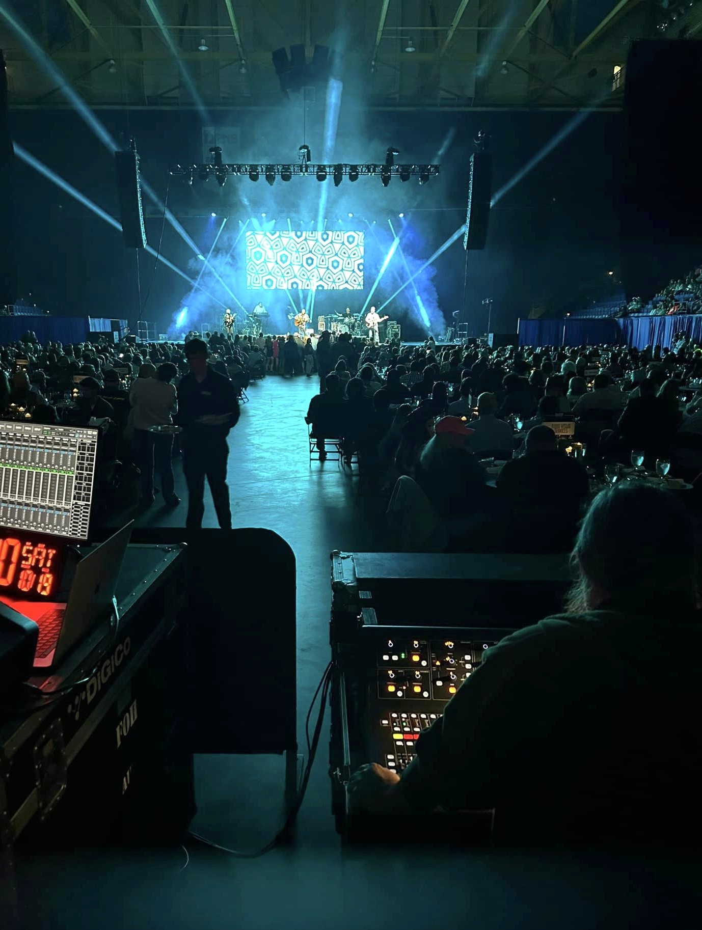 Willis Underhill Flows with Diamond Rio on His ChamSys MagicQ MQ250M ...