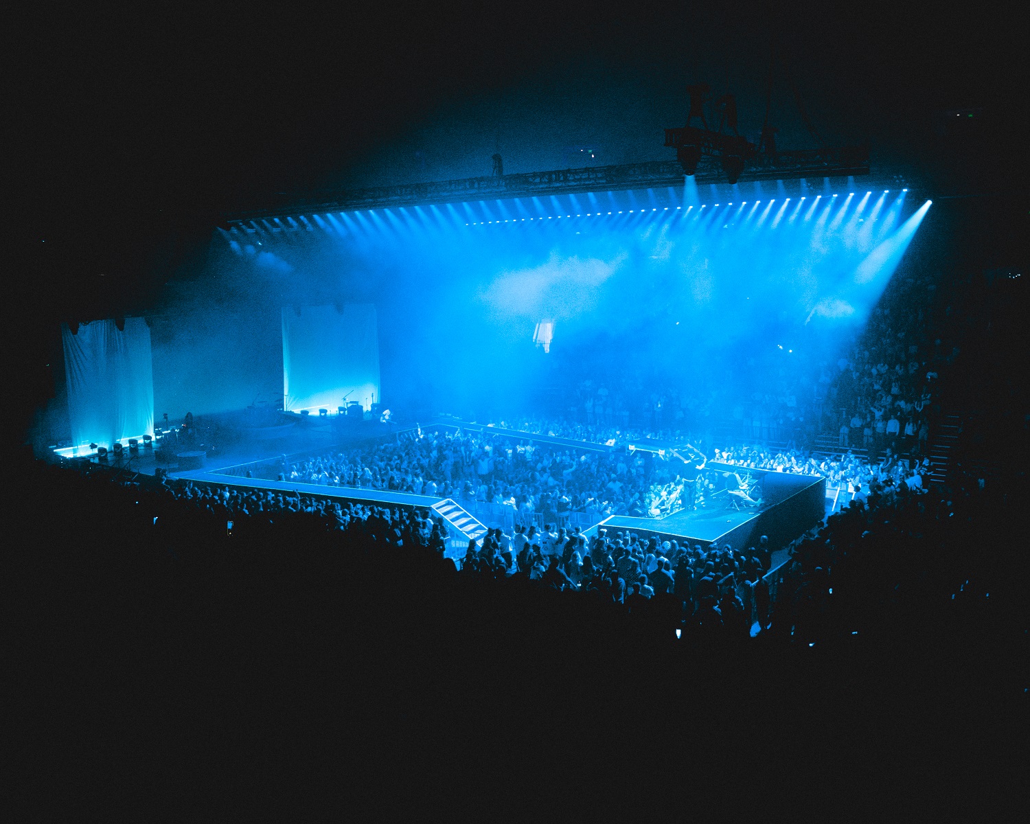 Ben Gilbert Uses CHAUVET Professional Fixtures to Reflect Many Moods of ...