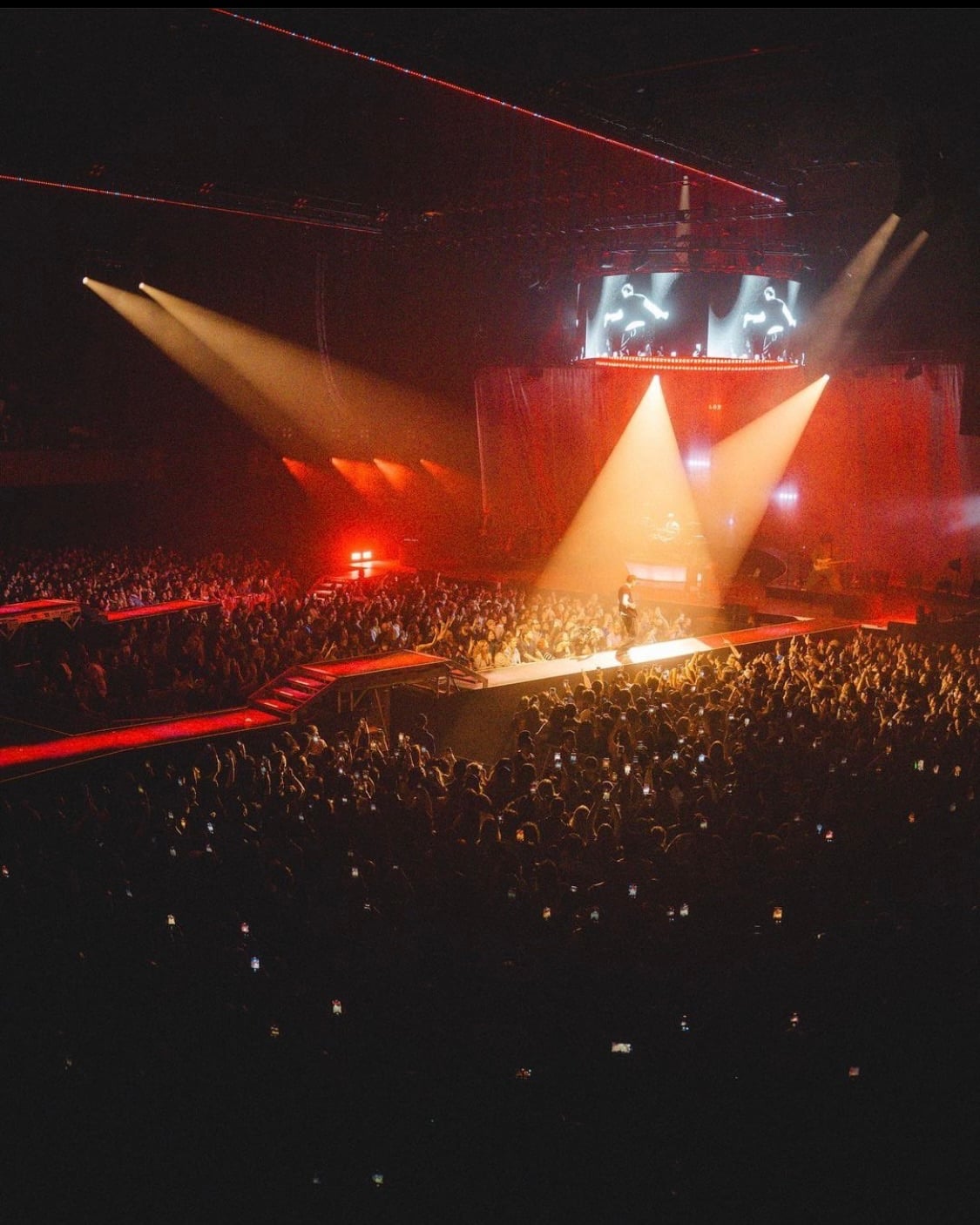 Ben Gilbert Uses CHAUVET Professional Fixtures to Reflect Many Moods of ...