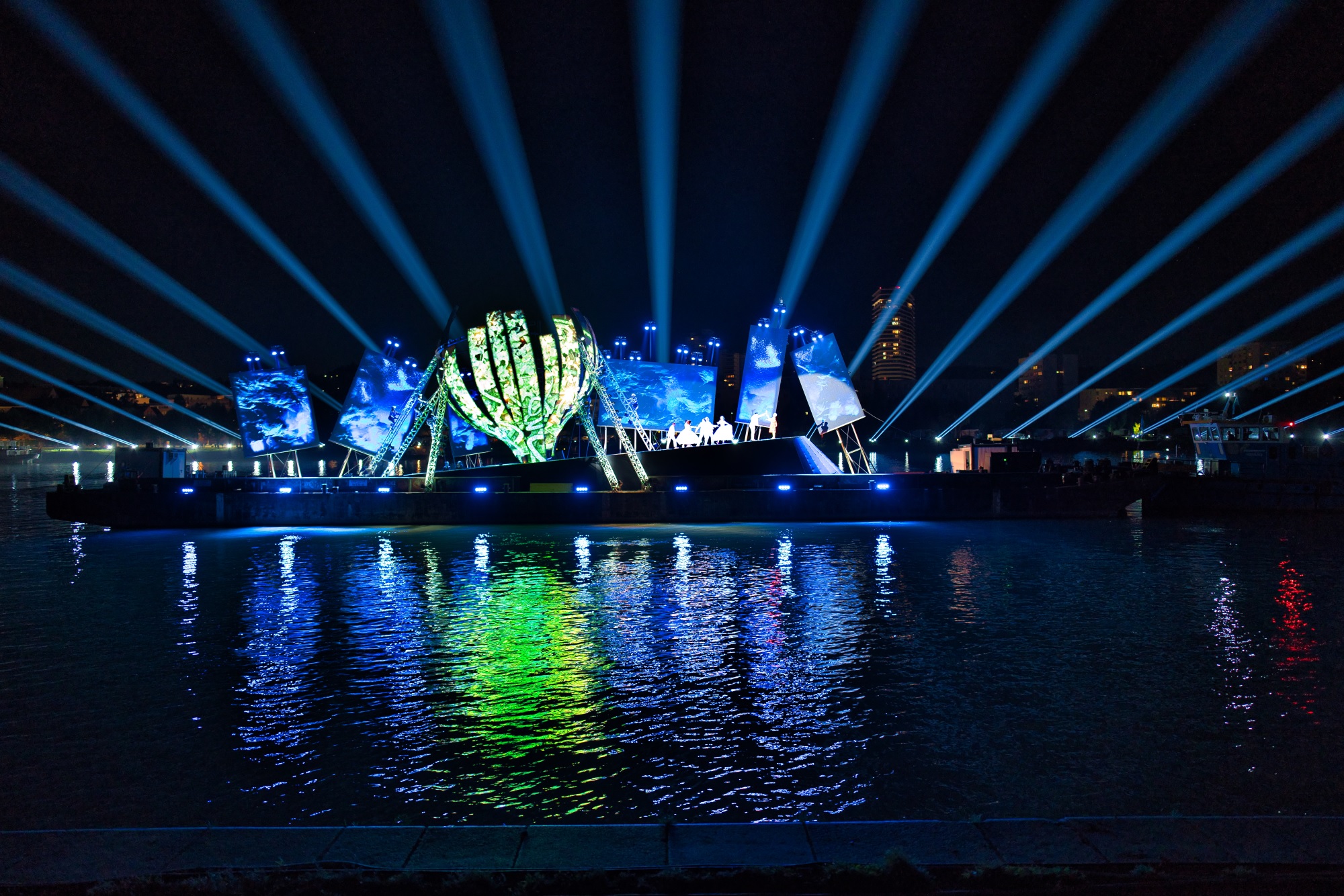 Elation Proteus Bridge Huge Distances at Linzer Klangwolke in Austria ...