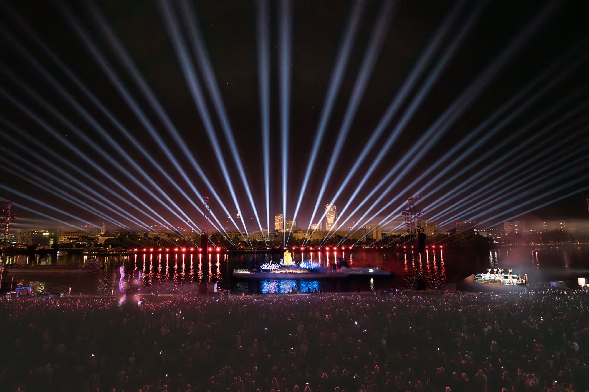 Elation Proteus Bridge Huge Distances at Linzer Klangwolke in Austria ...