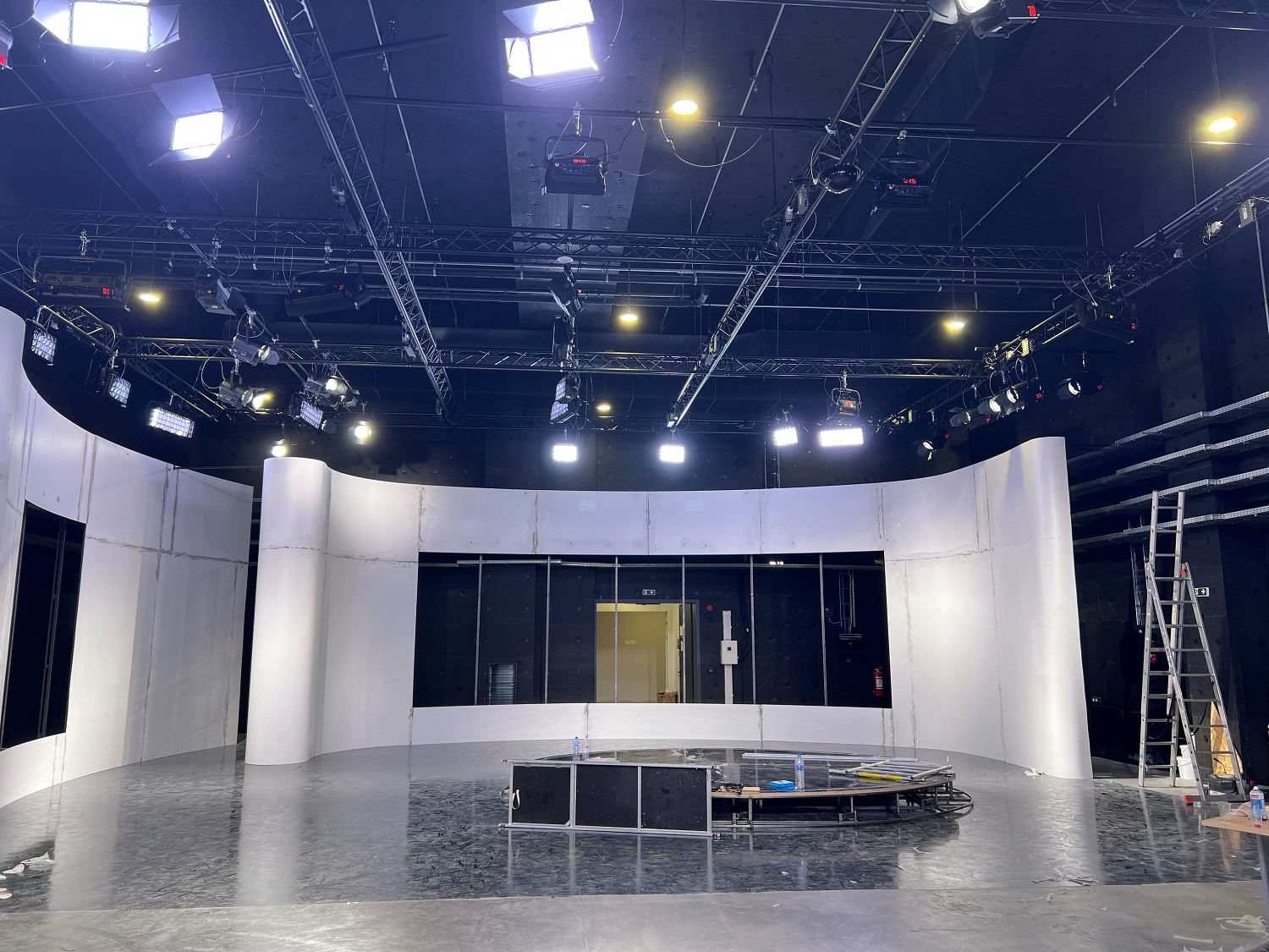 Luminis Delivers Large Elation KL Lighting System for Ultra-Modern ...