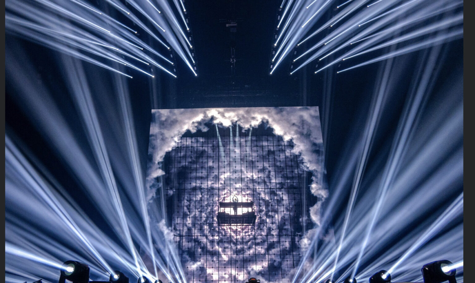 ROE Visual Vanish LED Screen To Reveal DJ Snake | PLSN