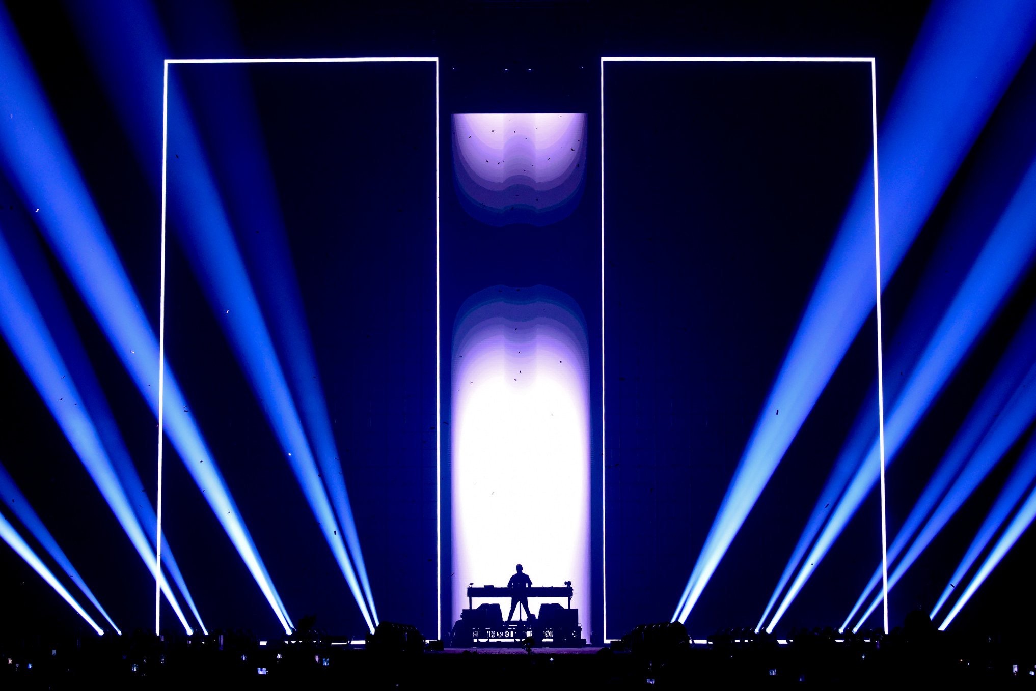 ROE Visual Vanish LED Screen To Reveal DJ Snake | PLSN