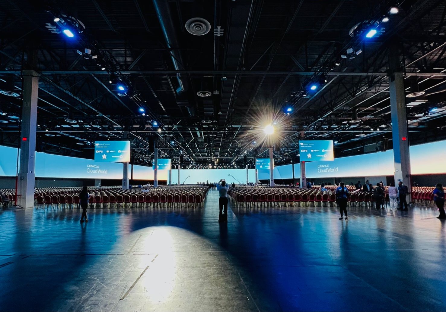 Oracle CloudWorld 2022 Kicks Off with Graphite LED Technology | PLSN