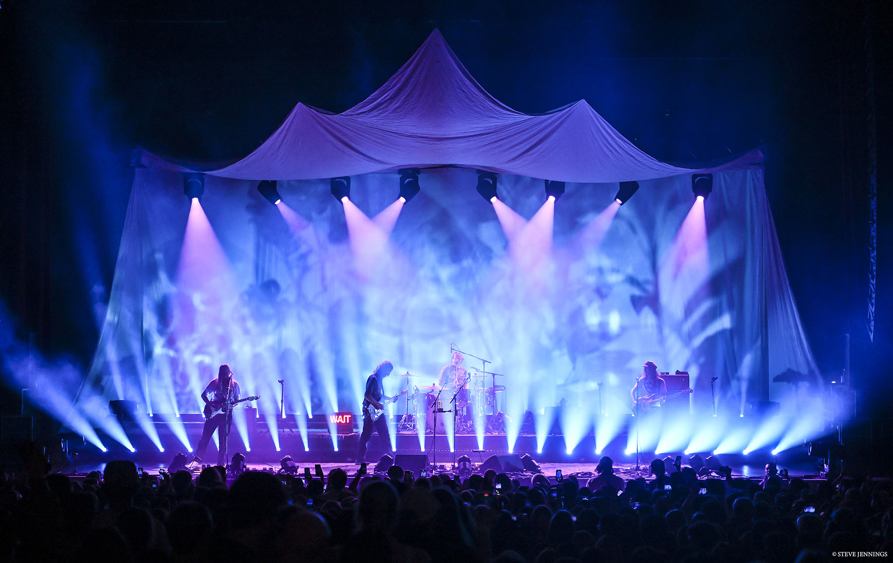 Robe Spills onto Backseat Lovers Tour | PLSN