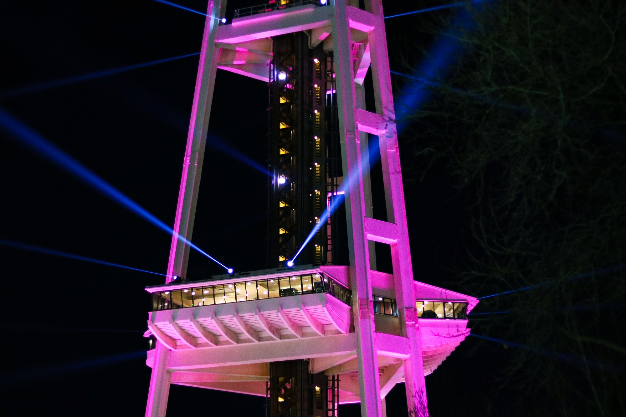 Seattle Crowds Ring in New Year at Space Needle Lit with Elation and ...