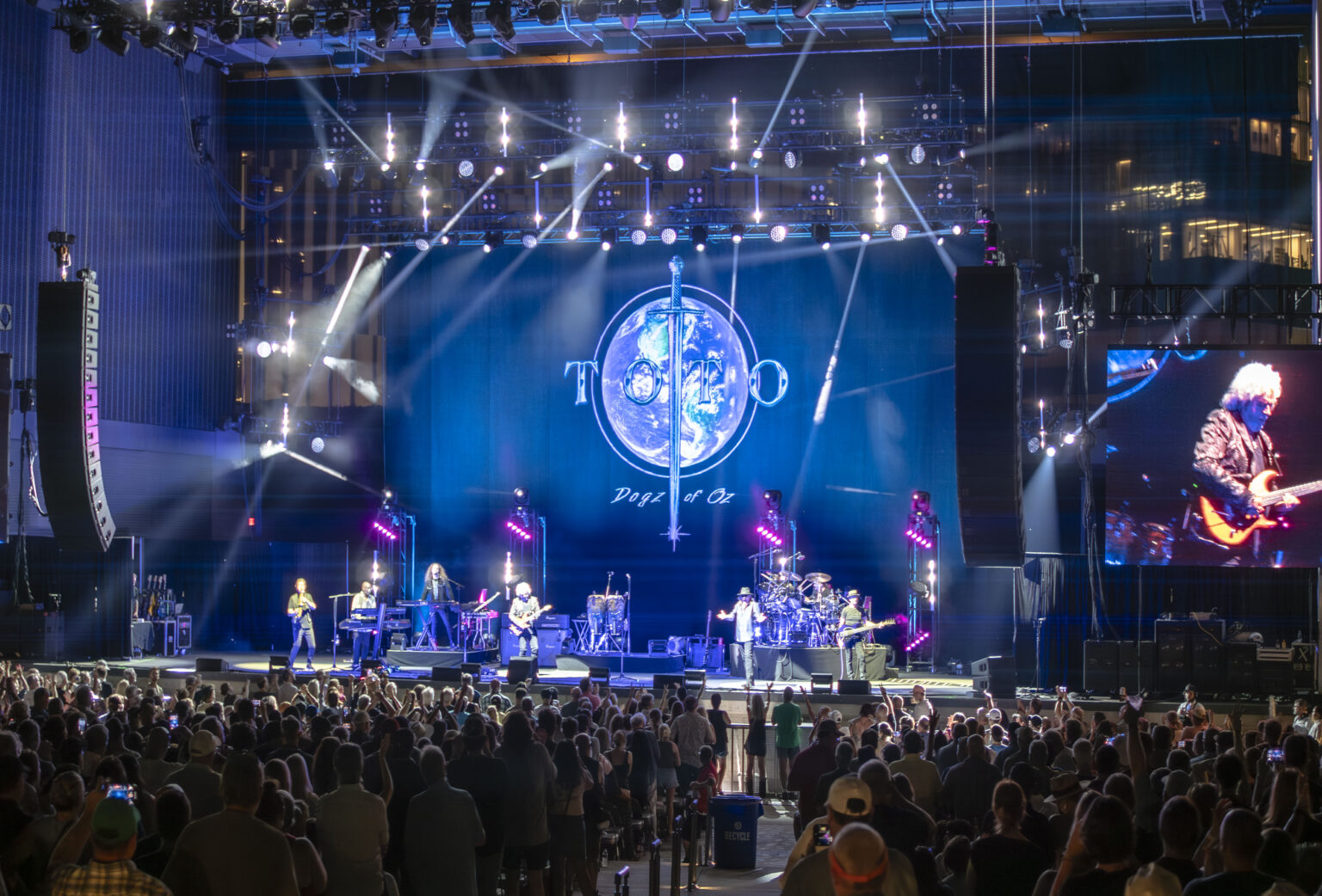 Greg Classen and Bandit Lites Illuminate the Toto / Men at Work ...