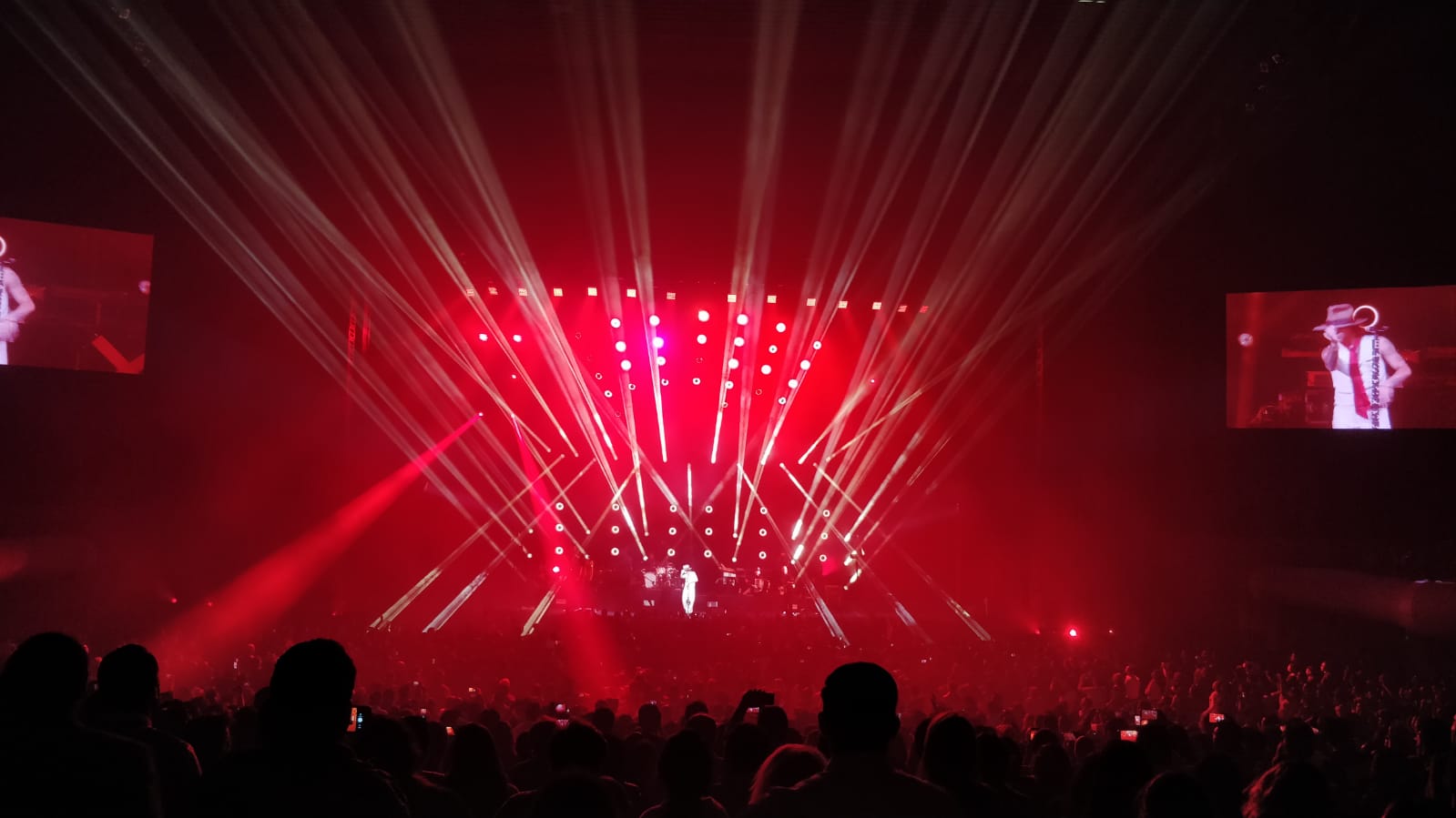 Enrique Bunbury Tours Mexico with Vari-Lite VL10 BeamWash Fixtures | PLSN